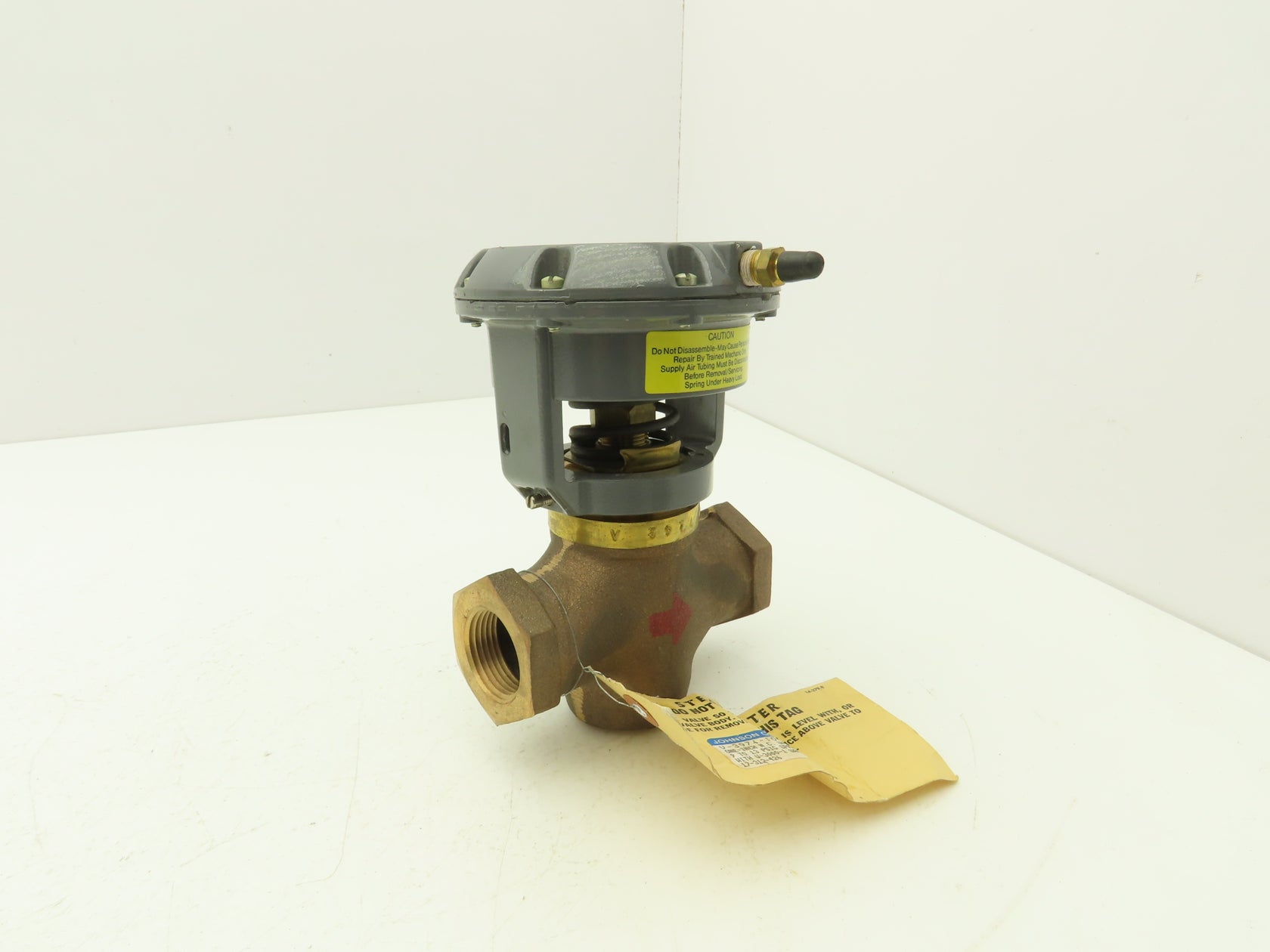 Johnson Controls Brass Valve 1" NPT 9-13PSIG w/V-3000-1 Diaphragm Actu ...