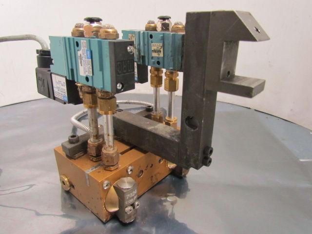 ITW Dynatec 7024 Twin Adhesive Glue Head Assembly 3-1/2" Spacing Heate ...
